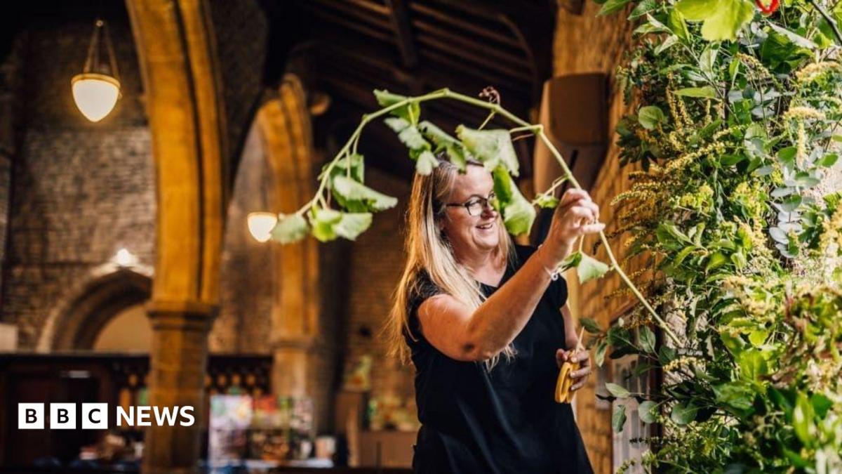 Warwickshire florist wins first funeral flowers gold at Chelsea - BBC News