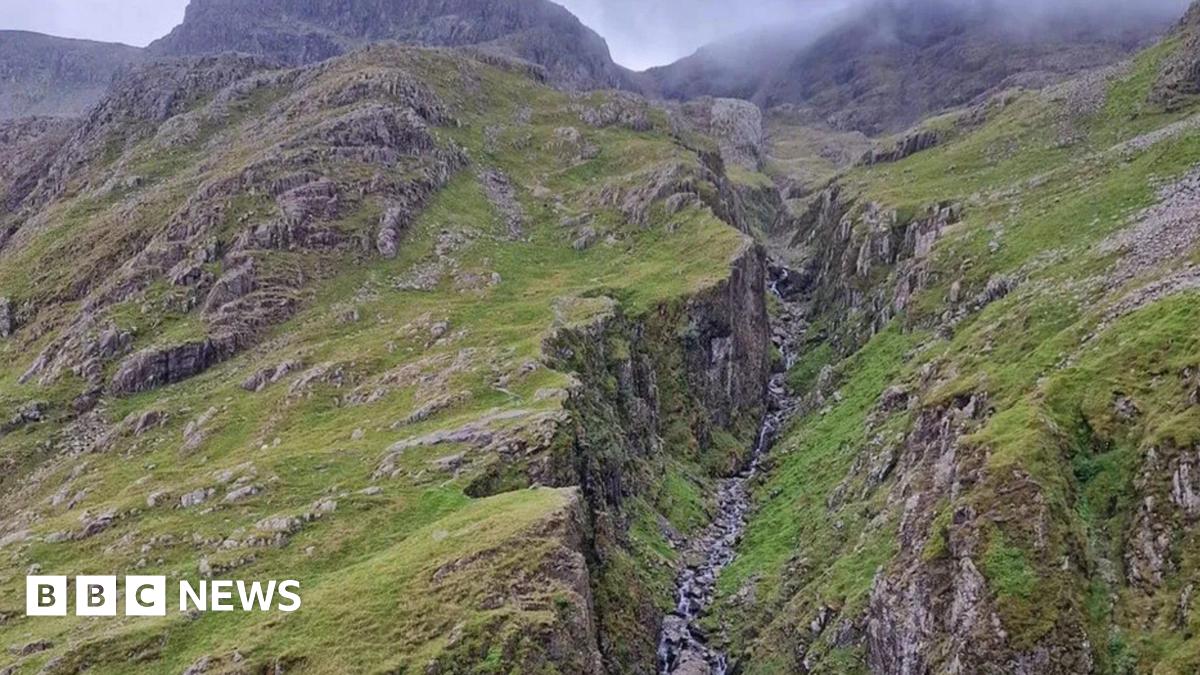 Scafell Pike signage to warn of treacherous ravine blackspot - BBC News