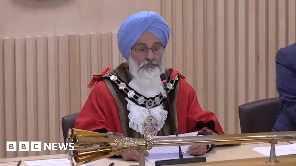 Slough elects new mayor despite concerns - BBC News