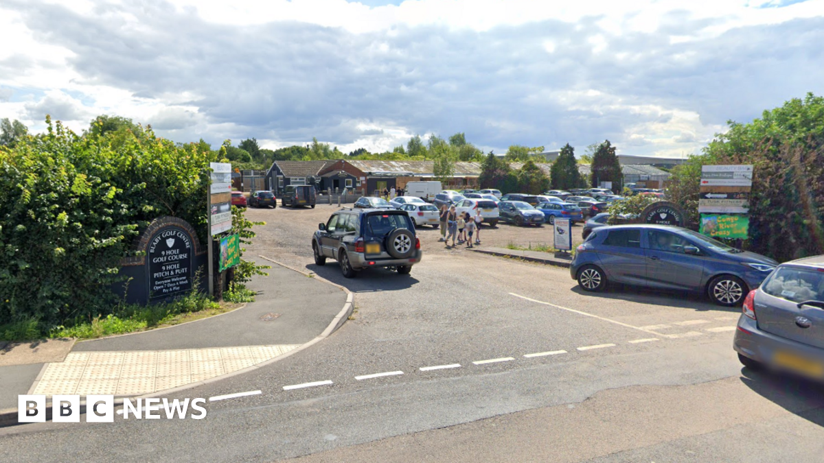 Blaby: Hundreds object to plan for homes on golf course - BBC News