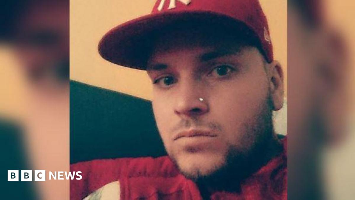 Watchdog reopens probe into Hull Lewis Skelton shooting - BBC News