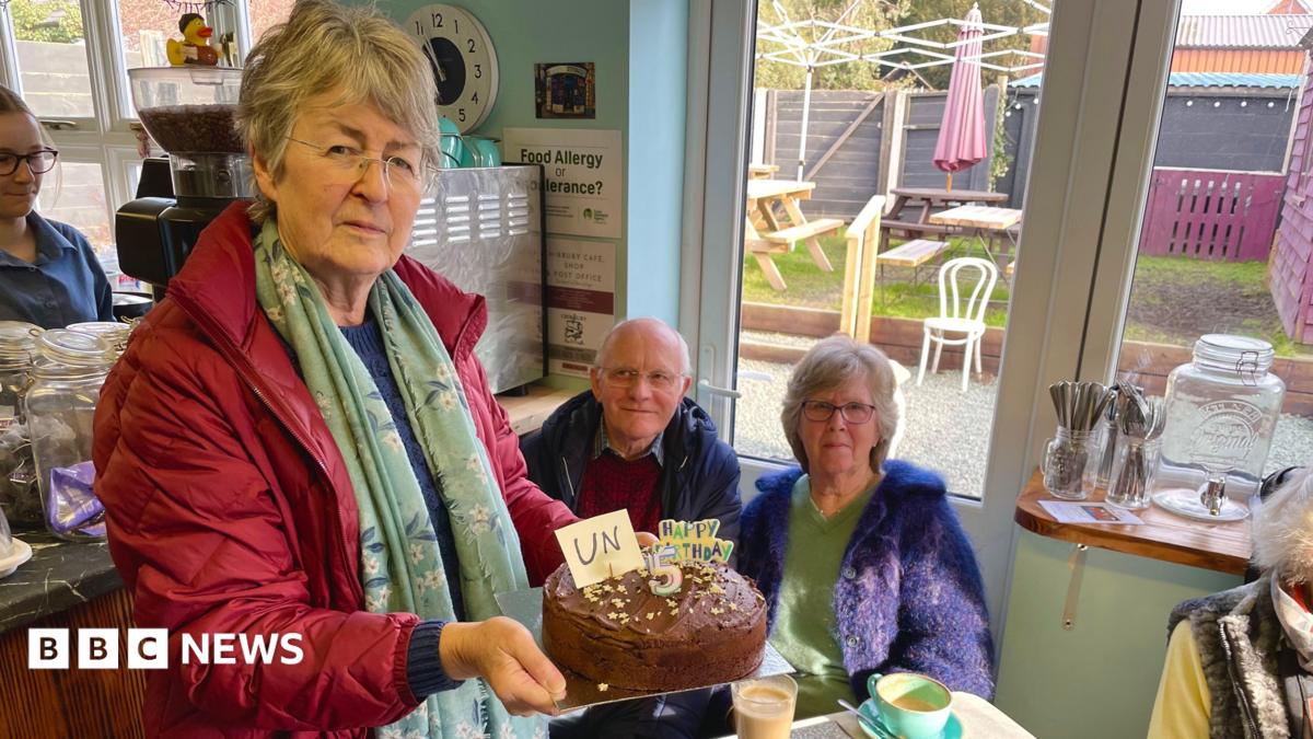 'Unhappy birthday' party marks Shropshire road repairs wait - BBC News
