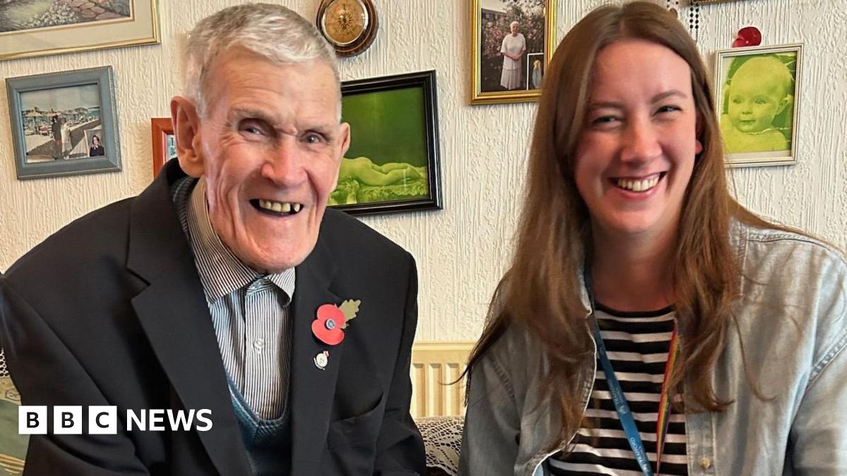 Retired private, 93, finally awarded veteran's badge for service - BBC News