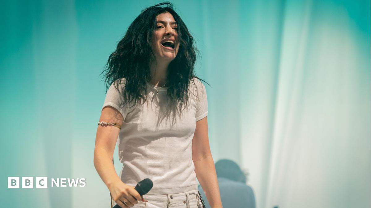 Lorde: Fans say CD copies of Virgin don't work - BBC News