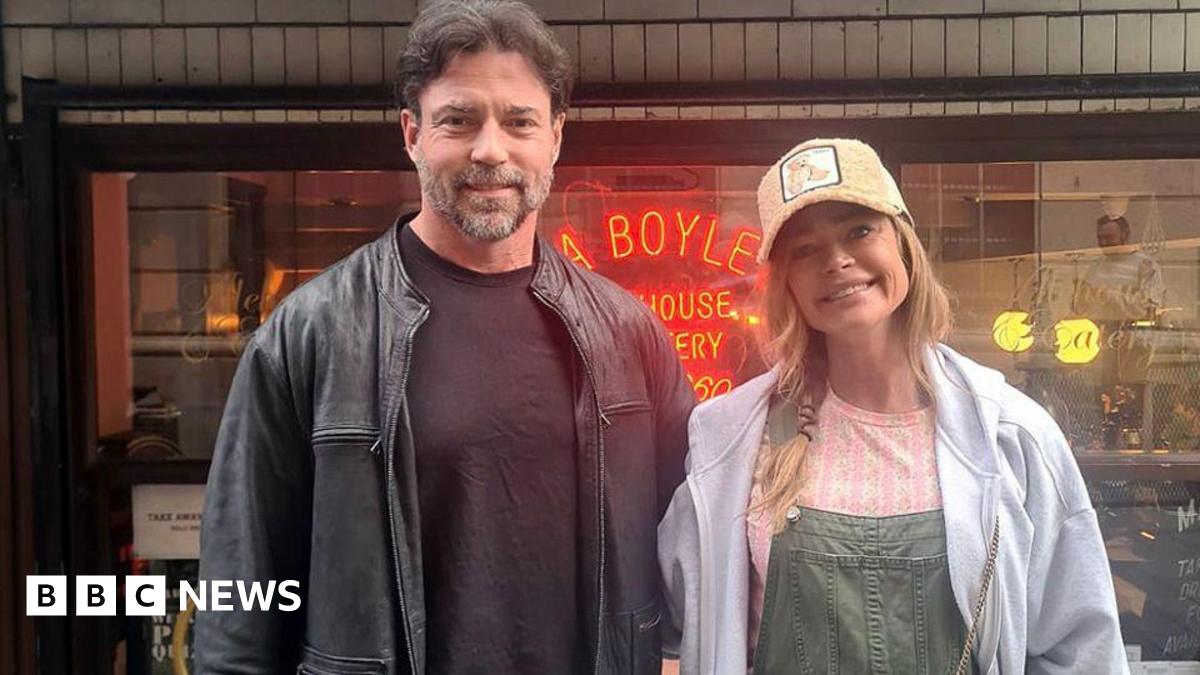 Denise Richards' surprise visit to pub to try Liverpool dish - BBC News