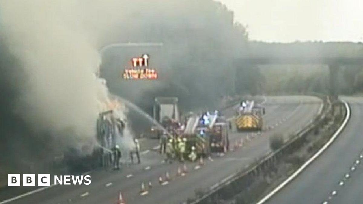 M4 motorway in Berkshire closed due to lorry fire - BBC News