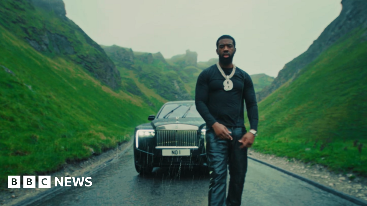 Tion Wayne: Police called after UK rapper blocks road for video - BBC News
