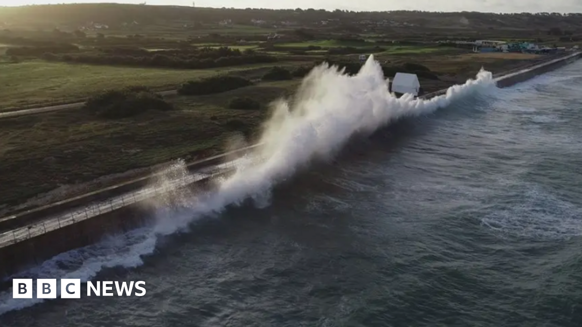 Strong winds and heavy rain forecast for the Channel Islands - BBC News