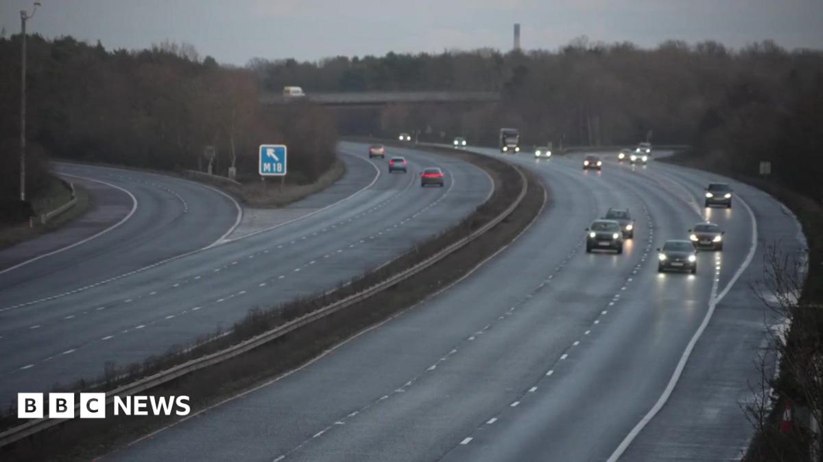 Driver suffers serious head injury in M62 crash - BBC News