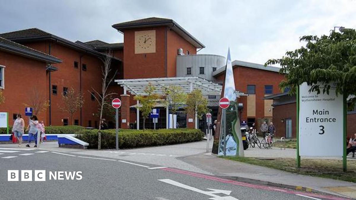 Surgeon suspended for inappropriately touching junior colleague - BBC News