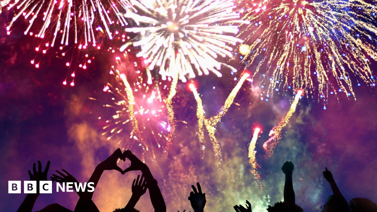 Surrey Bonfire Night fireworks events planned for weekend - BBC News