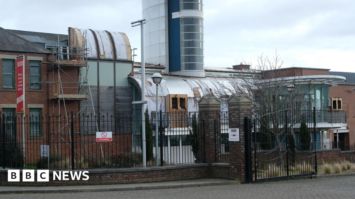 Segedunum thieves use scaffolding to steal lead from roof - BBC News