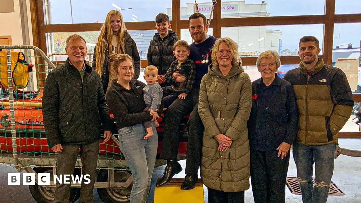 Third generation Bridlington RNLI volunteer receives Kings medal - BBC News