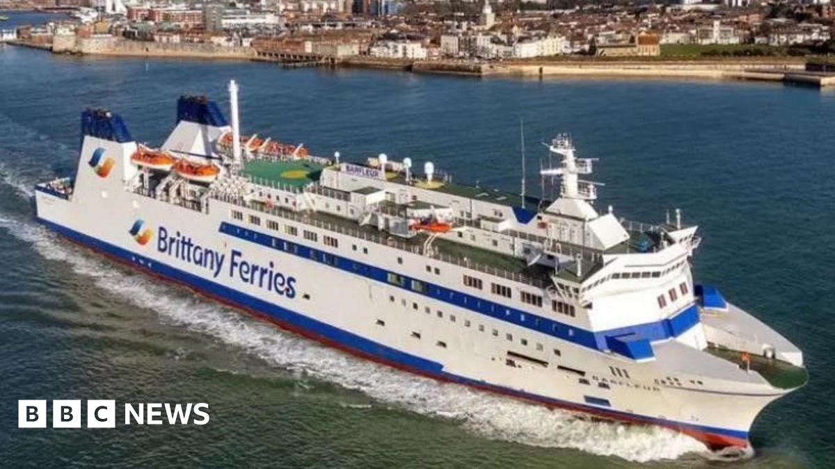 Two ferry companies for Channel Islands 'unworkable' - BBC News