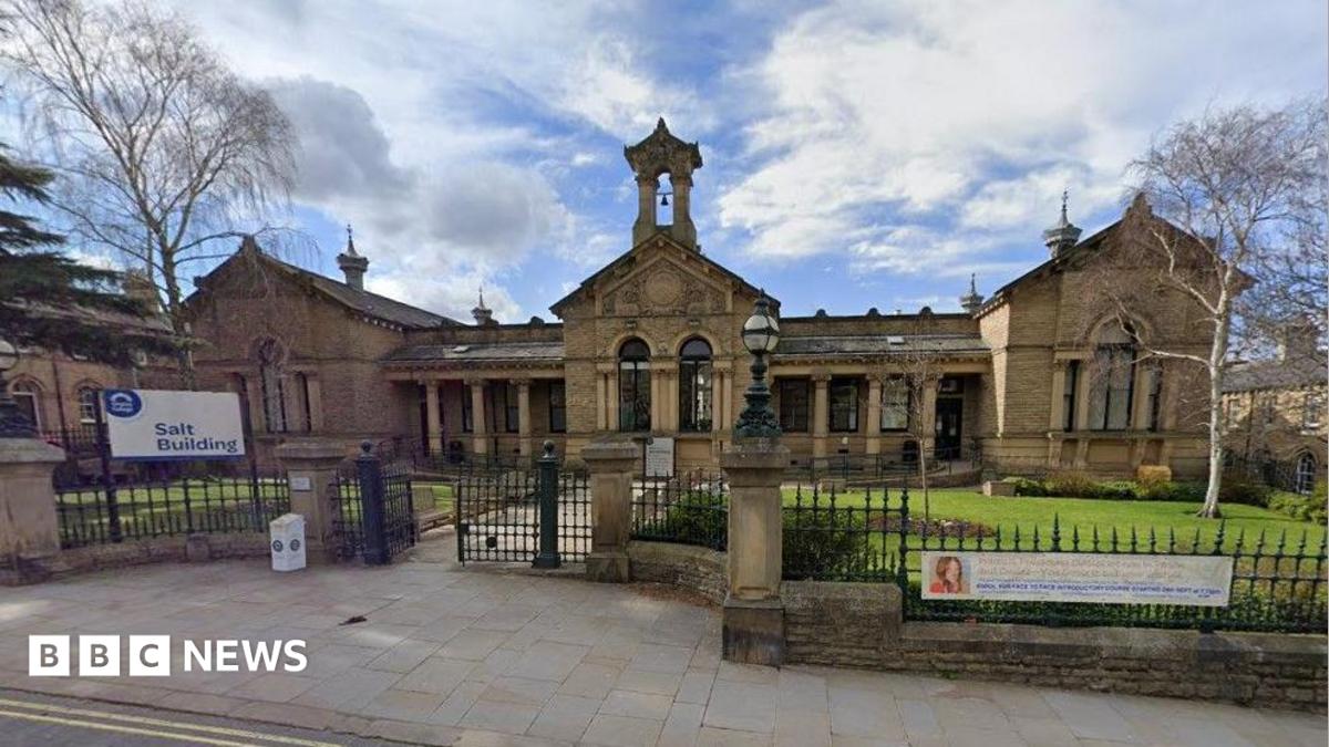 Shipley College praised for action over spotting extremism - BBC News