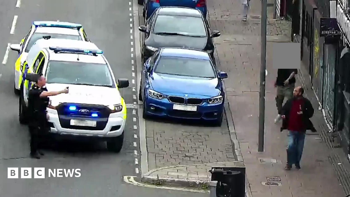 Video shows knifeman attacking strangers in Southampton street - BBC News