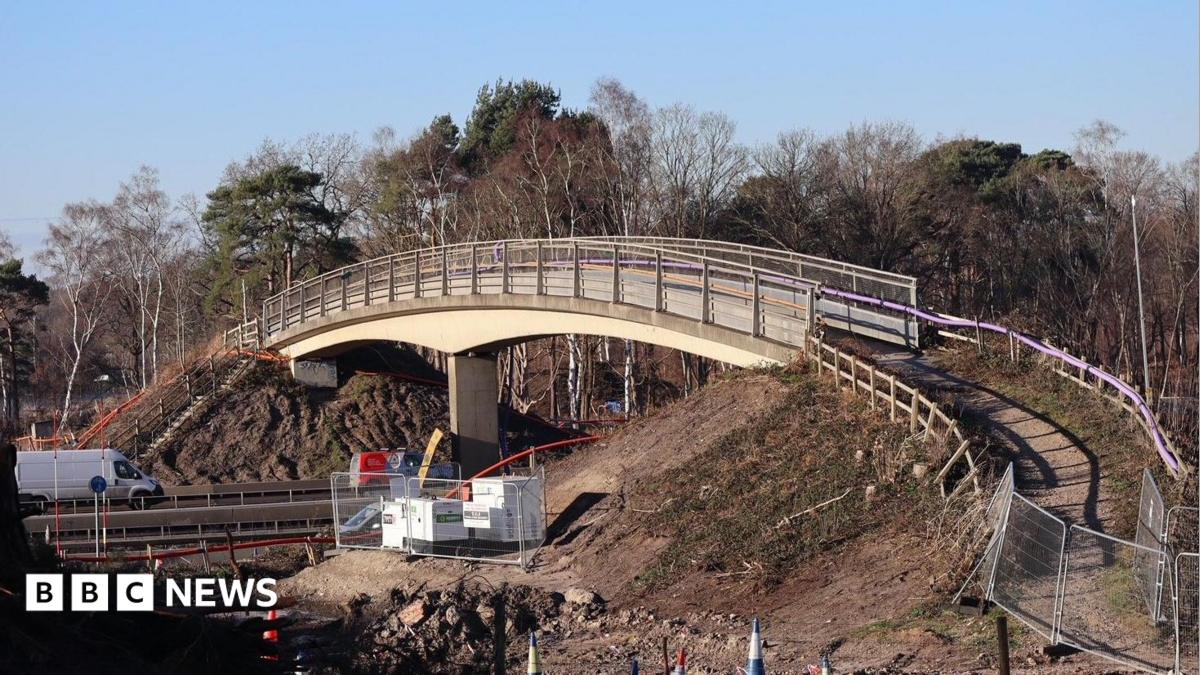 A3: Surrey section of busy road faces full weekend closure - BBC News