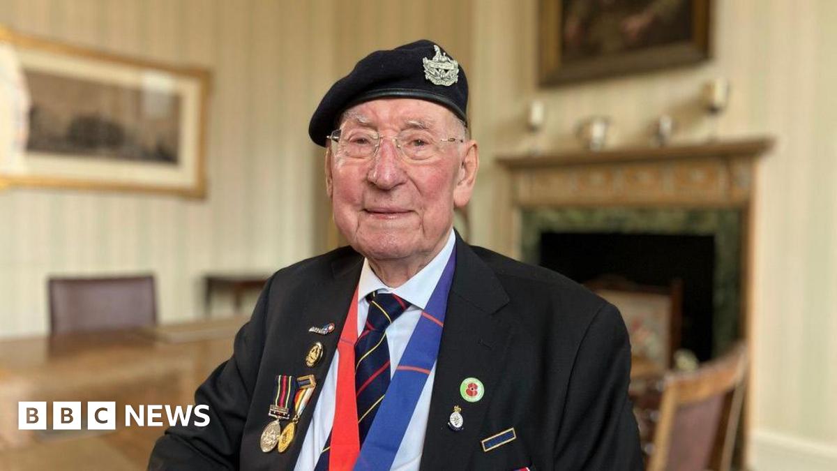 Online tour honours Gloucestershire Regiment in Korea battle - BBC News