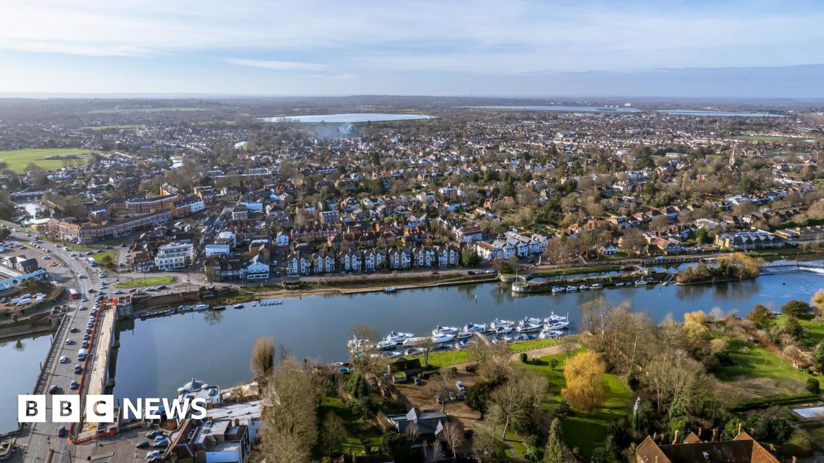 Elmbridge: Council support aims for those it is 'missing' - BBC News