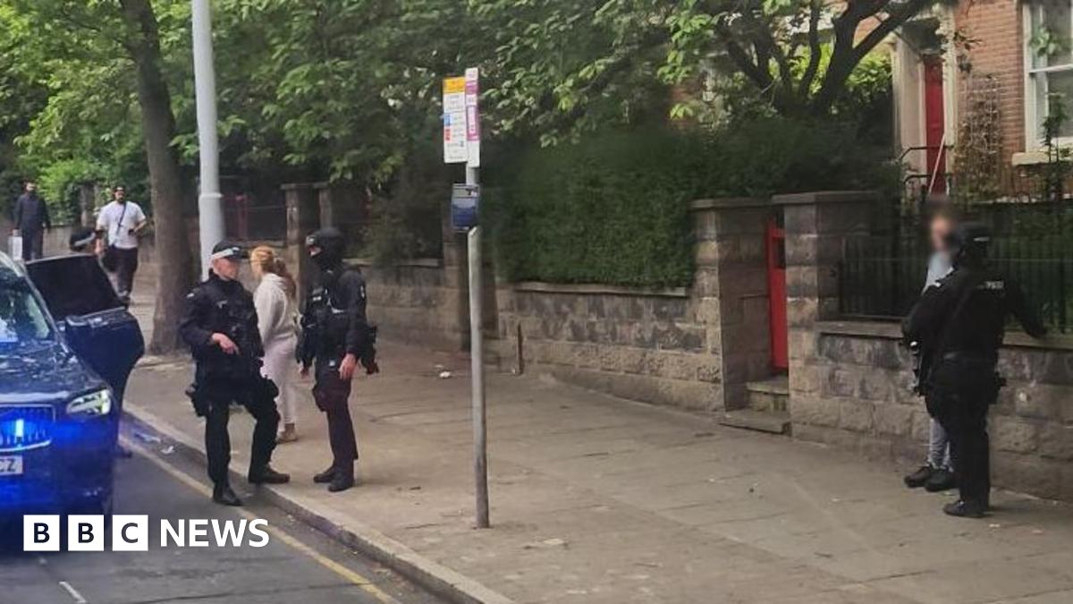 Armed police deployed in Nottingham after 'axe man' spotted - BBC News
