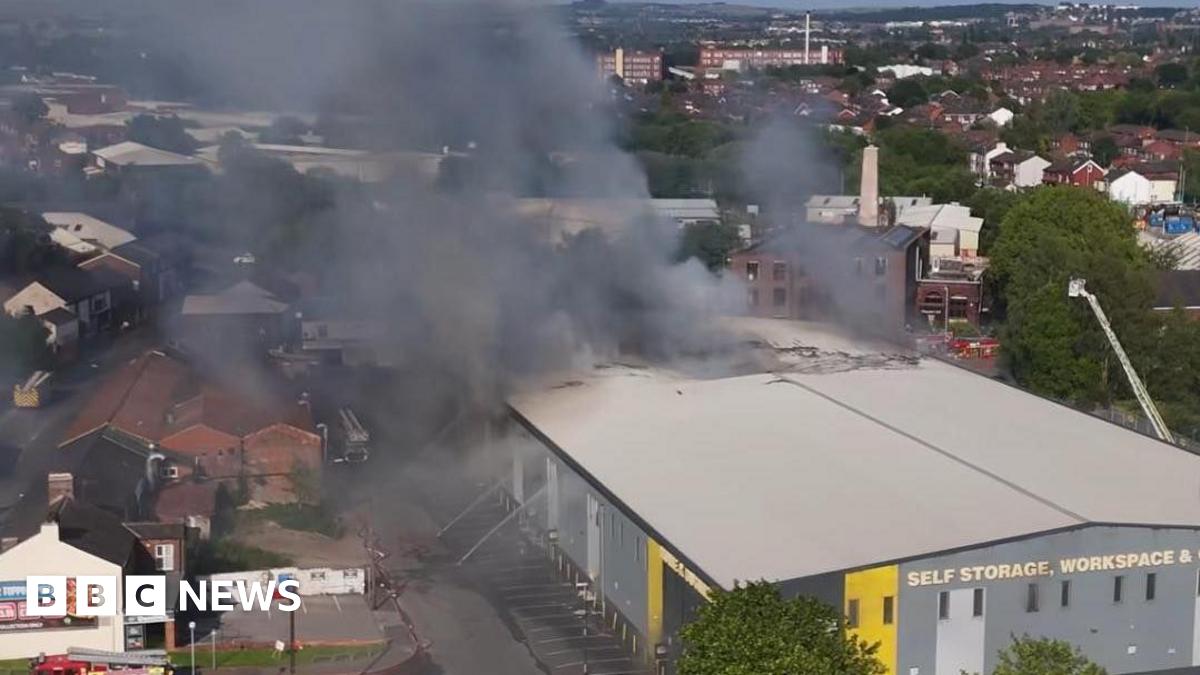 Middleton: Plan to demolish burning building to tackle fire - BBC News