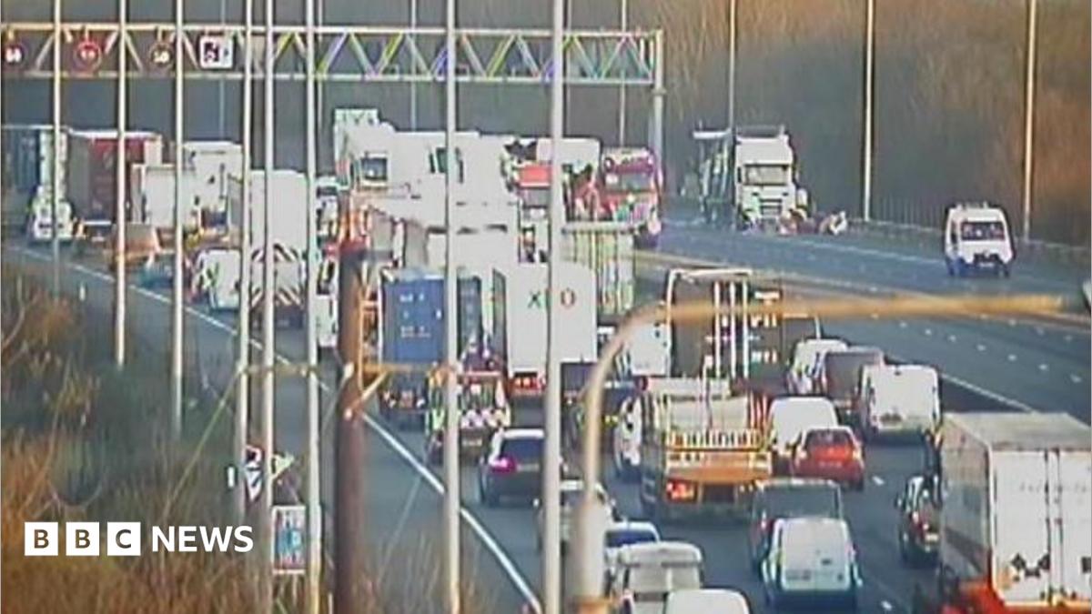 M25 shut between A12 and M11 junctions after three-lorry crash - BBC News