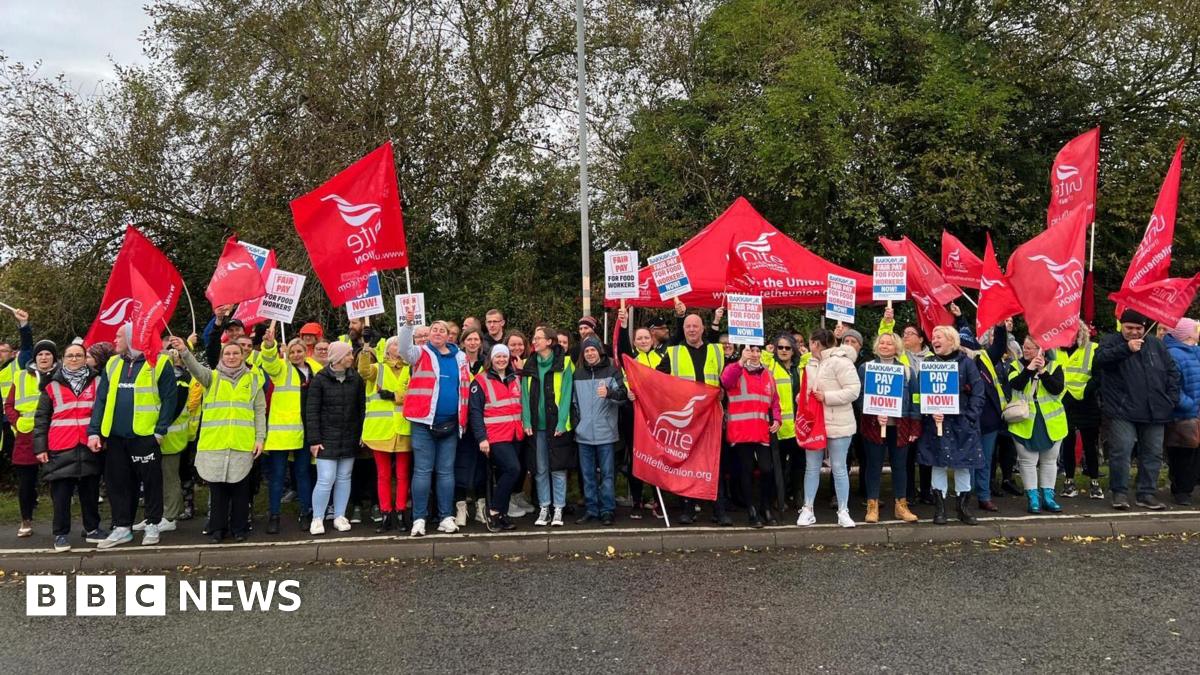 Staff at Bakkavor in Spalding strike over pay offer - BBC News