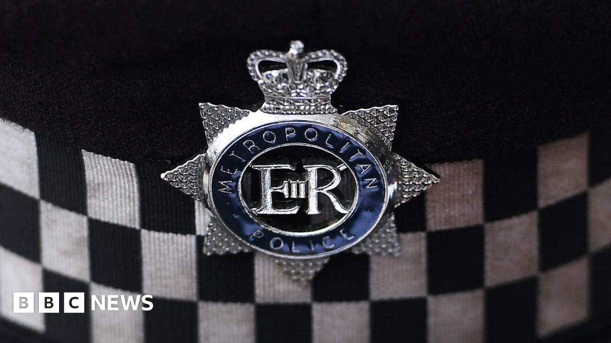 Met PC Jonathan Marsh denies assaulting man during arrest - BBC News