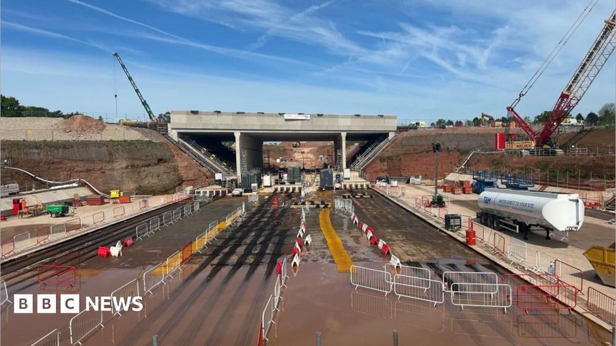HS2: Busy road linking Coventry to Kenilworth closes - BBC News