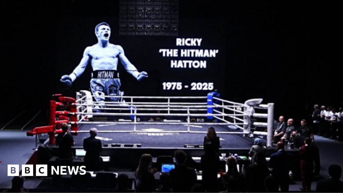 Ricky Hatton: Ten-bell salute among tributes to The Hitman - BBC News