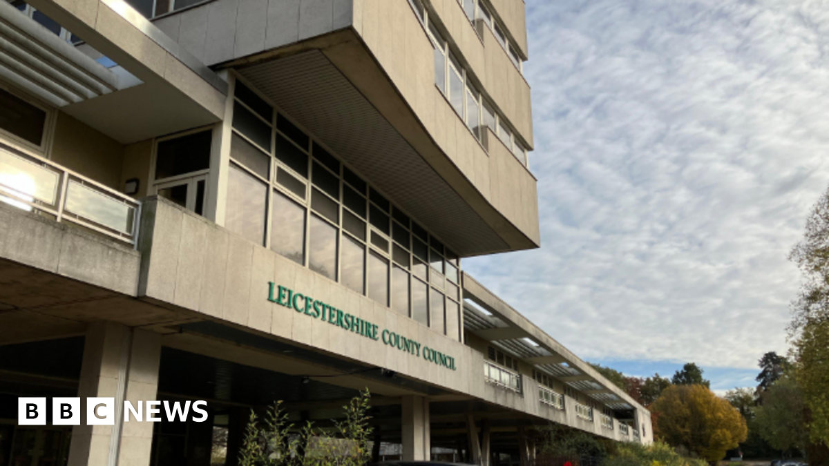 Leicestershire County Council boss John Sinnott to retire - BBC News