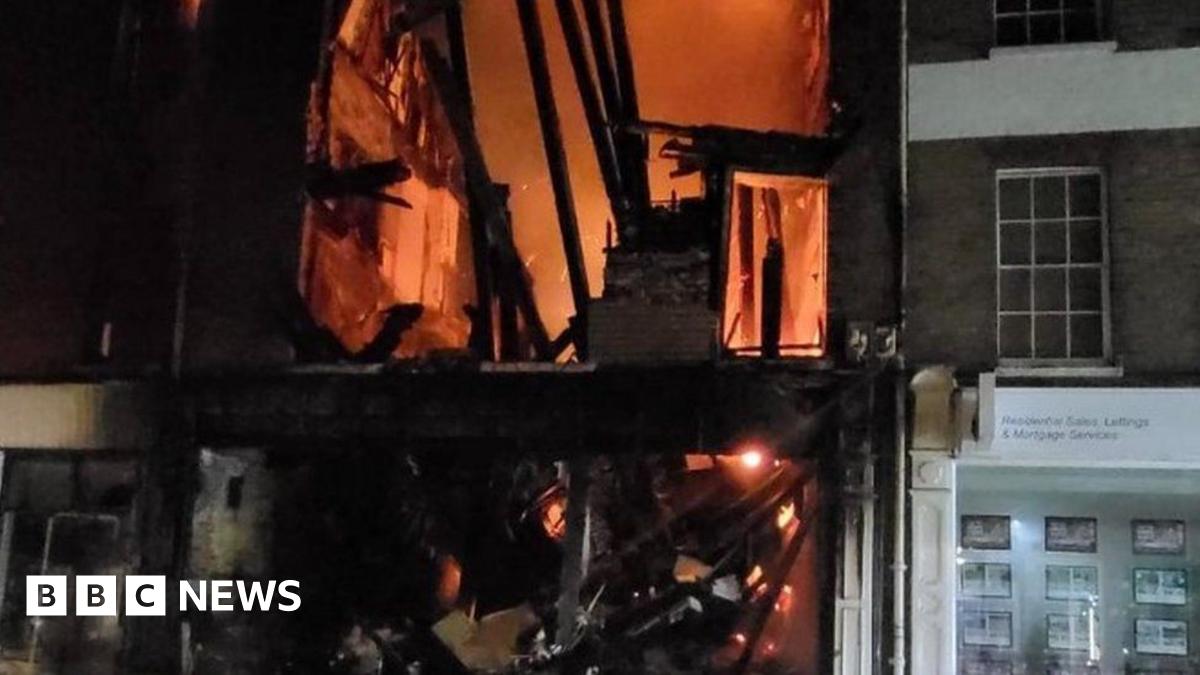 Dorchester: Cafe partially collapses as fire engulfs building - BBC News