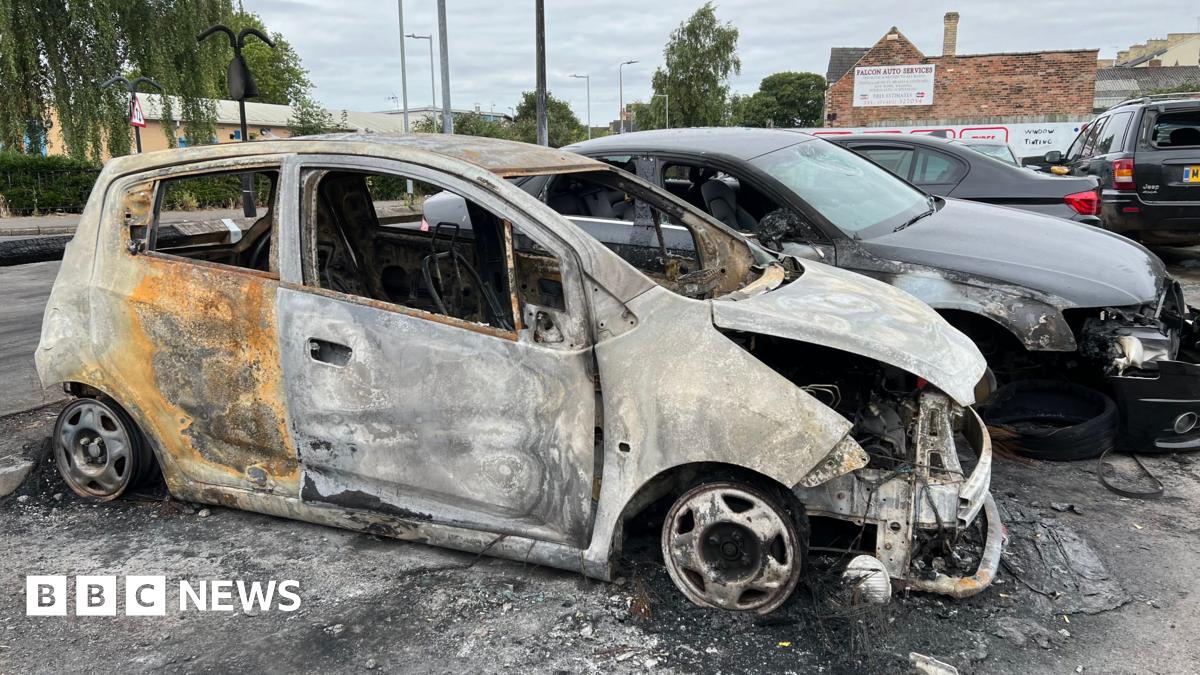 Boy, 17, who was part of Hull riot mob is detained for 12 months - BBC News