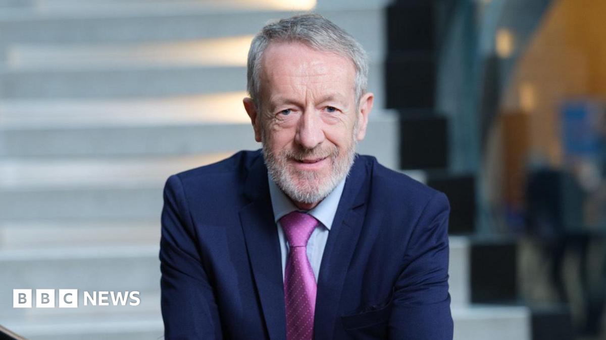 Irish presidential election: Ex-GAA boss Séan Kelly withdraws bid - BBC ...