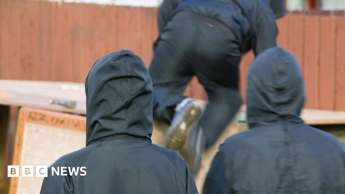 Herne Bay residents raise anti-social youth concerns - BBC News