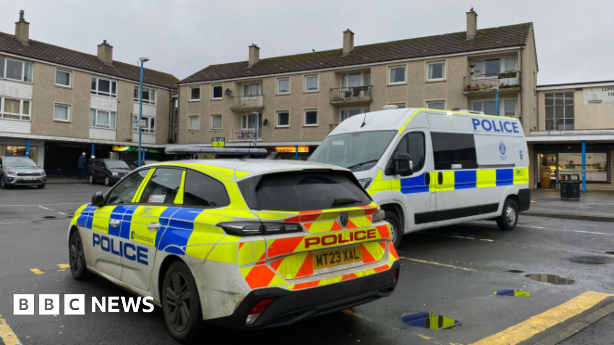 Police investigate death of man in East Kilbride - BBC News