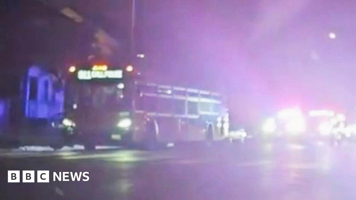 One dead after gunman hijacks Los Angeles bus - BBC News