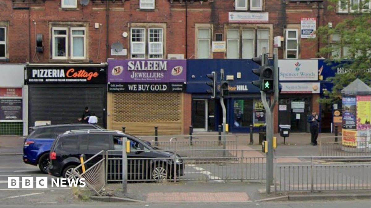 Arrest after staff member injured in robbery at Leeds jewellers - BBC News