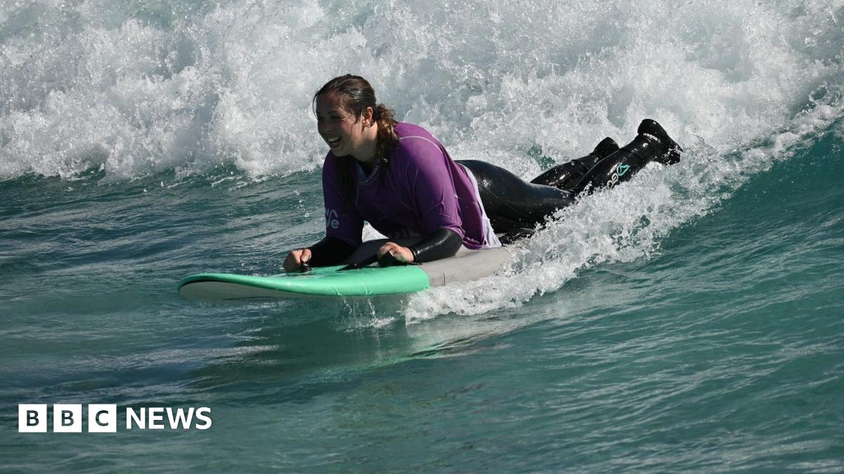 Frome para surfer finds 'lifeline' after two heart attacks - BBC News