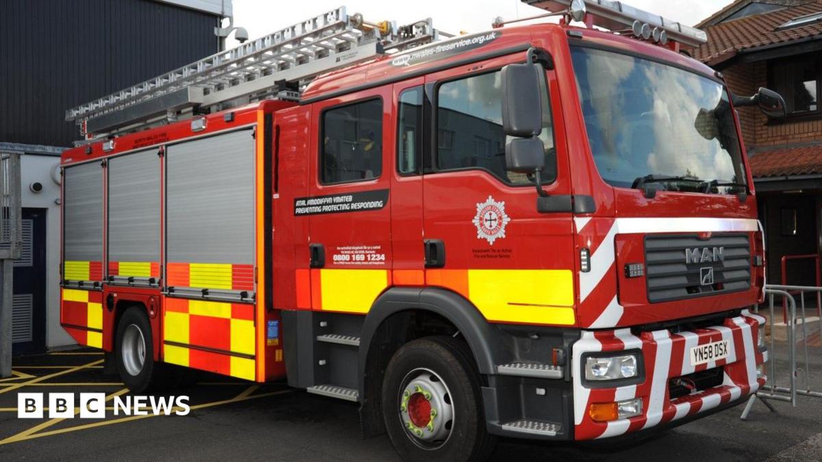 Sandycroft: Fire investigation at Pentre Industrial Estate - BBC News