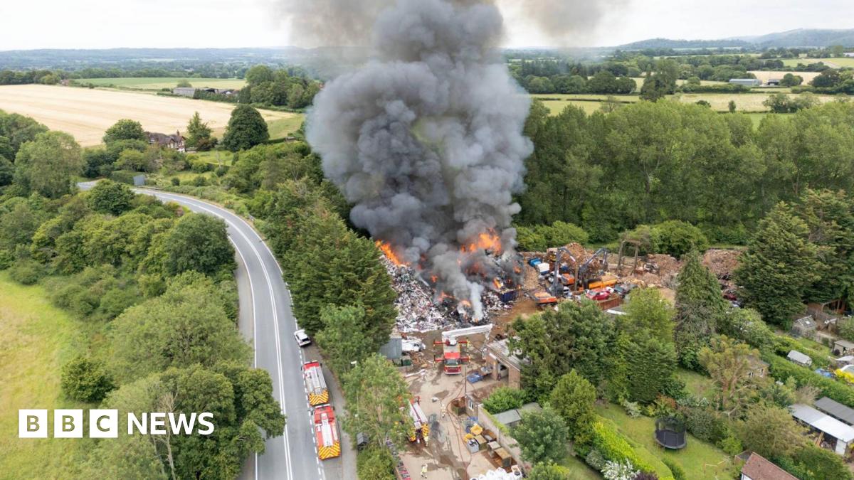 Petersfield scrapyard fire closes road and railway line - BBC News