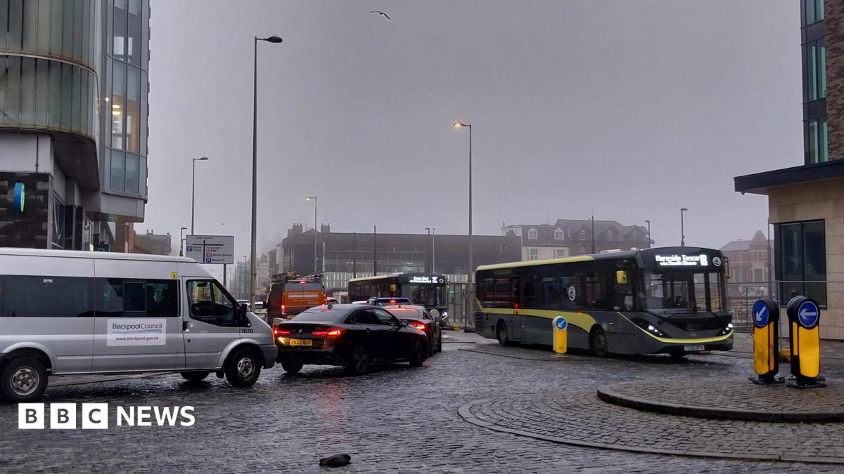 Blackpool: 'Smart' traffic lights to detect crowds at crossings - BBC News