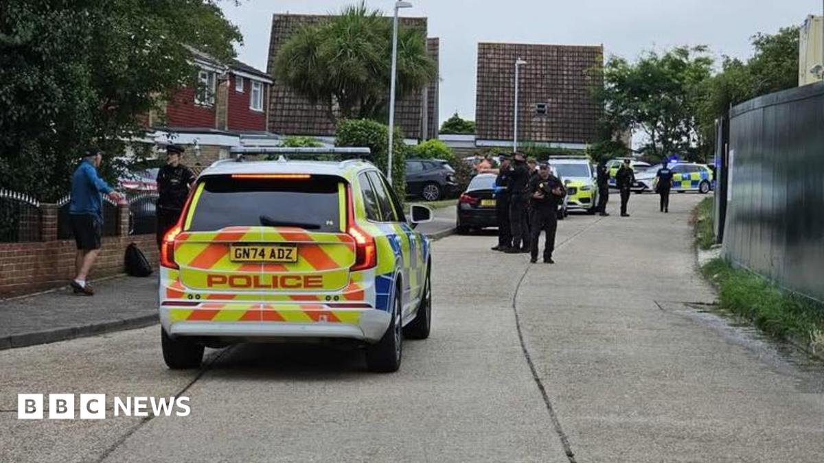 Kent Police officer injured in bladed weapon arrest in Gravesend - BBC News