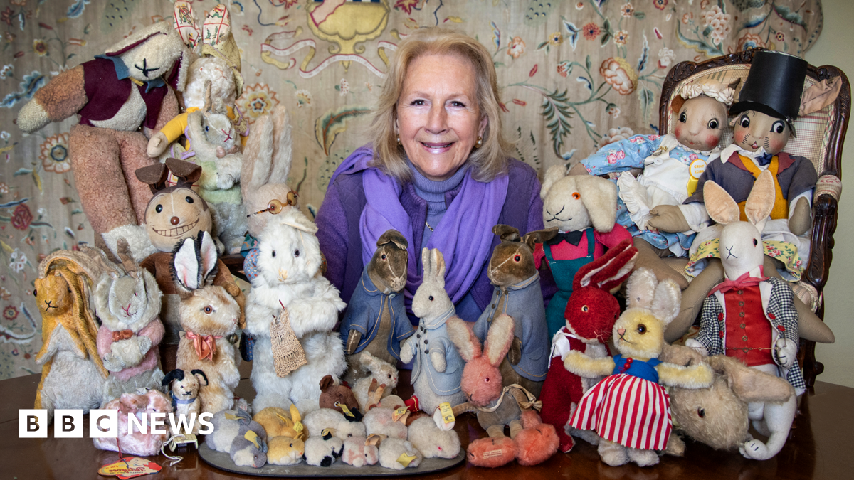 Antiques Roadshow's Bunny selling rabbit collection in Newbury - BBC News