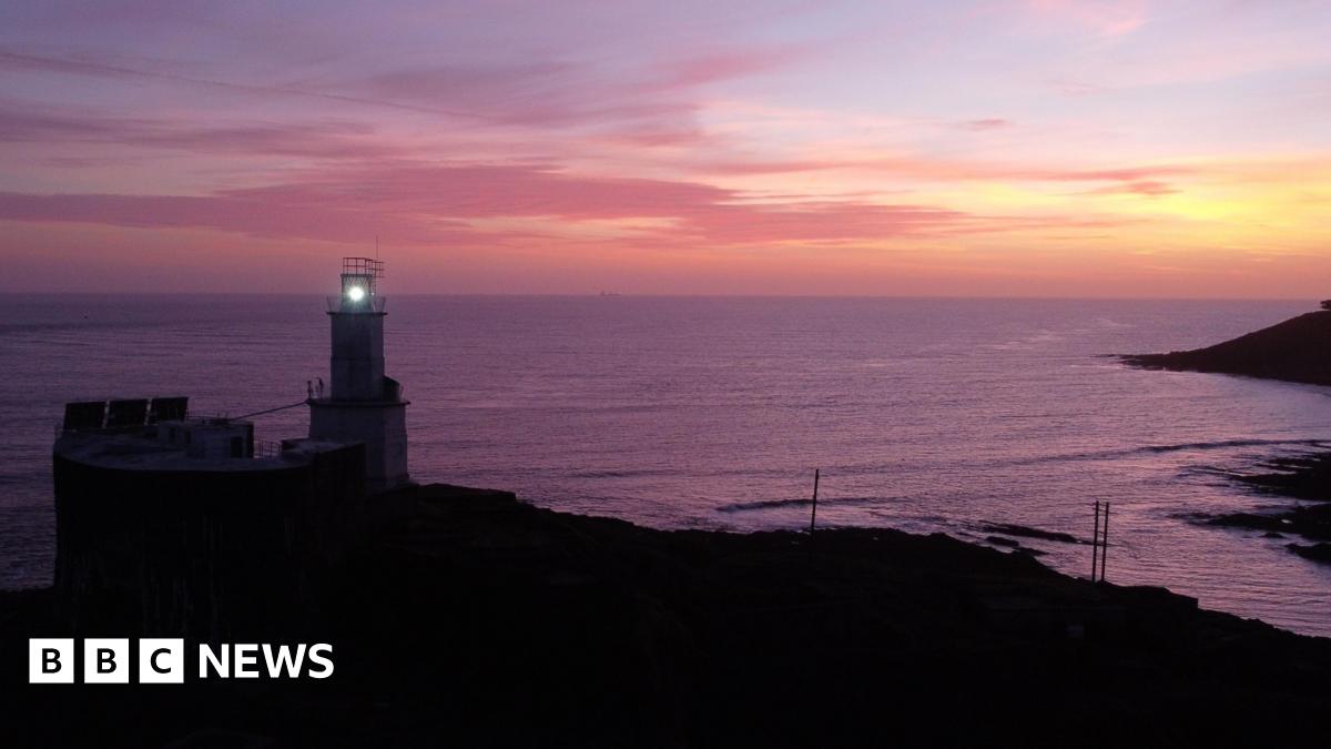 Lighthouses: Sweeping beams replaced with LED lights - BBC News