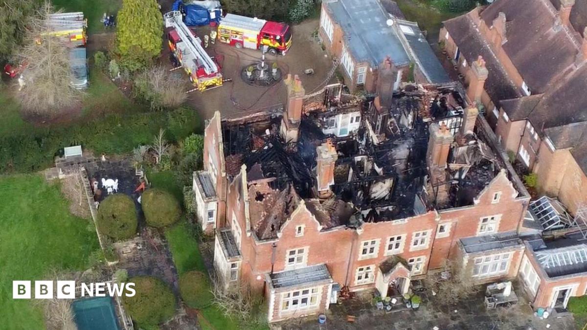 Hunton: Fire devastates historic Grade II listed house - BBC News