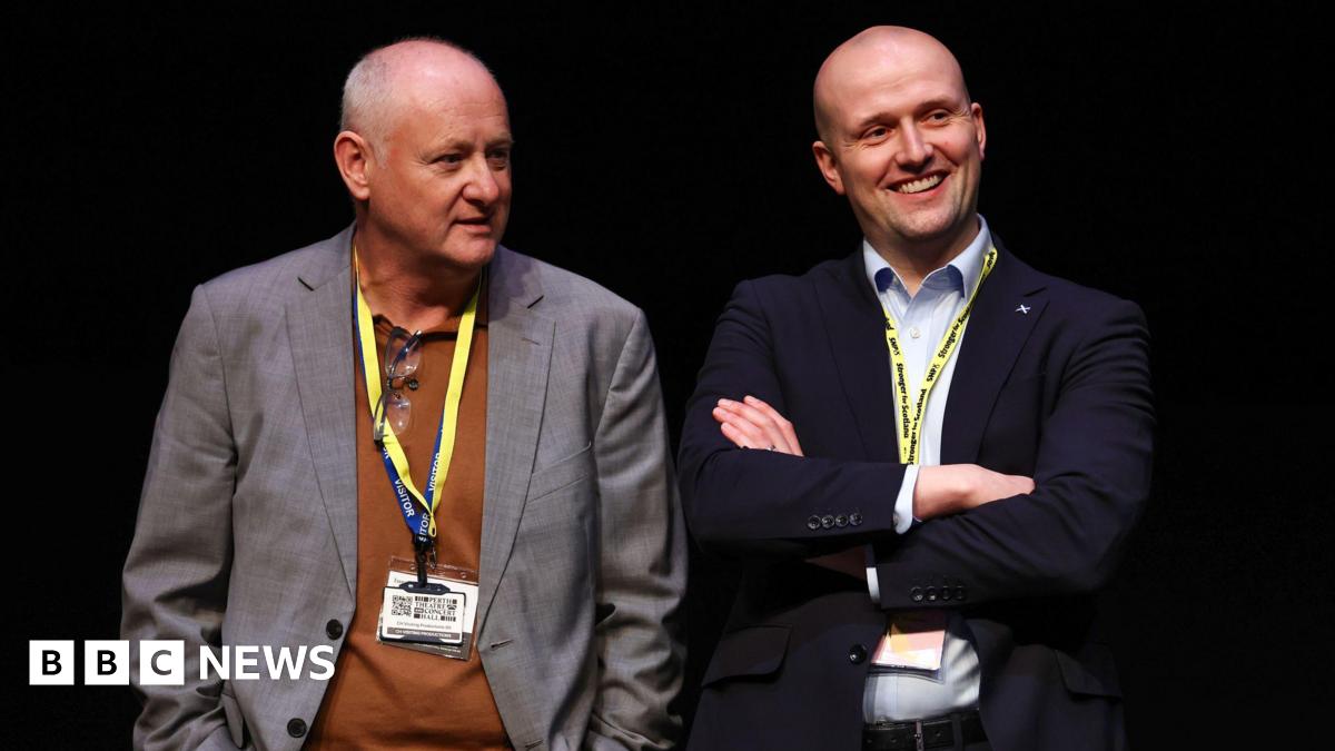 SNP chief executive Murray Foote to stand down - BBC News