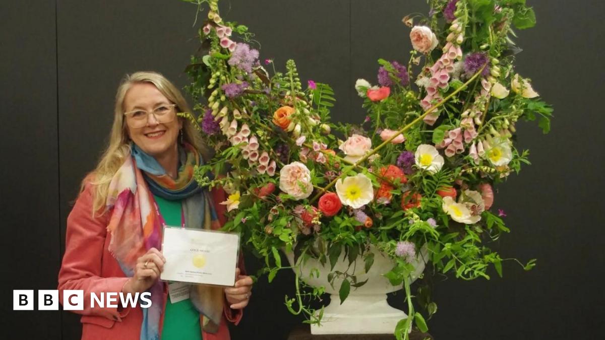Chelsea Flower Show gold winner promotes sustainable flowers - BBC News