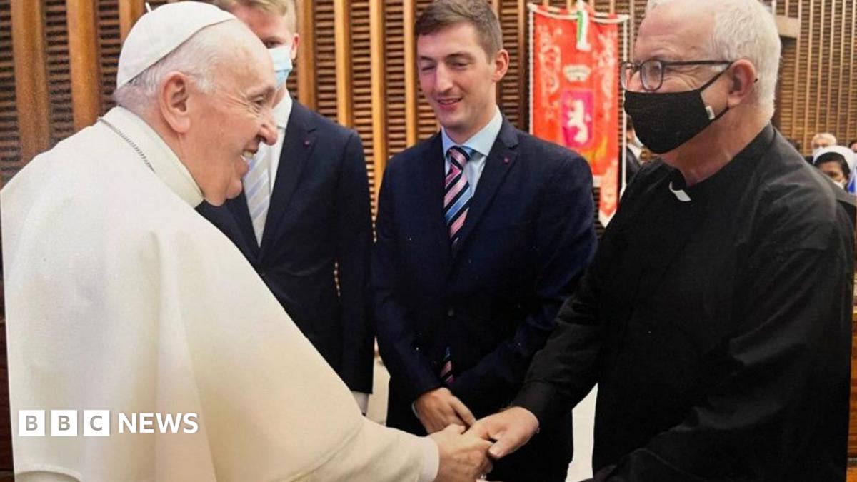 Tributes paid to the Pope from East Yorkshire and Lincolnshire - BBC News