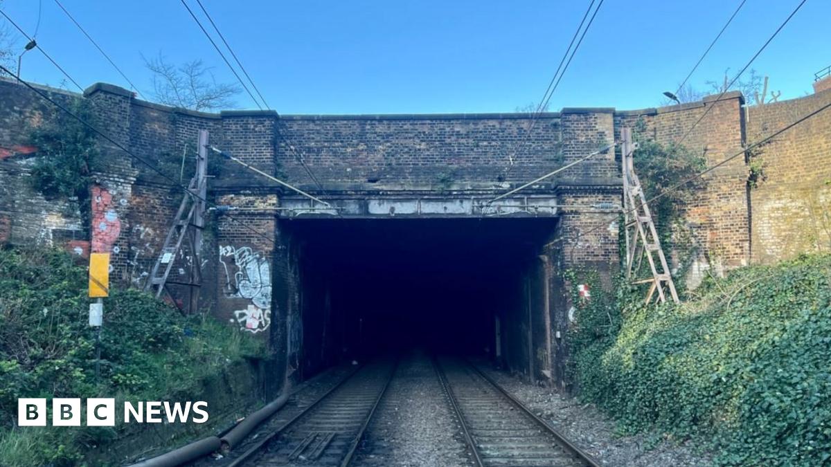 London Overground and train disruption as Hackney bridge is replaced - BBC News